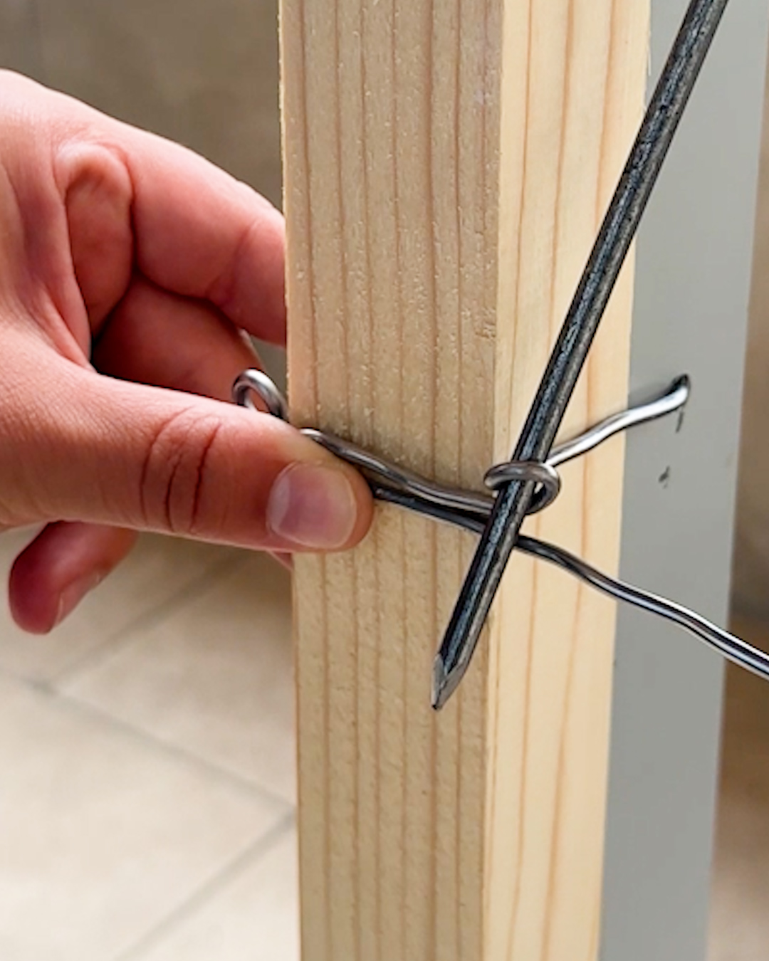 Wie man Holz sicher mit einem Draht bindet 👍