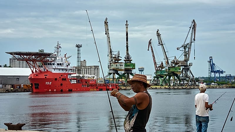 Llega a Cuba un barco de Colombia con alimentos y ayuda