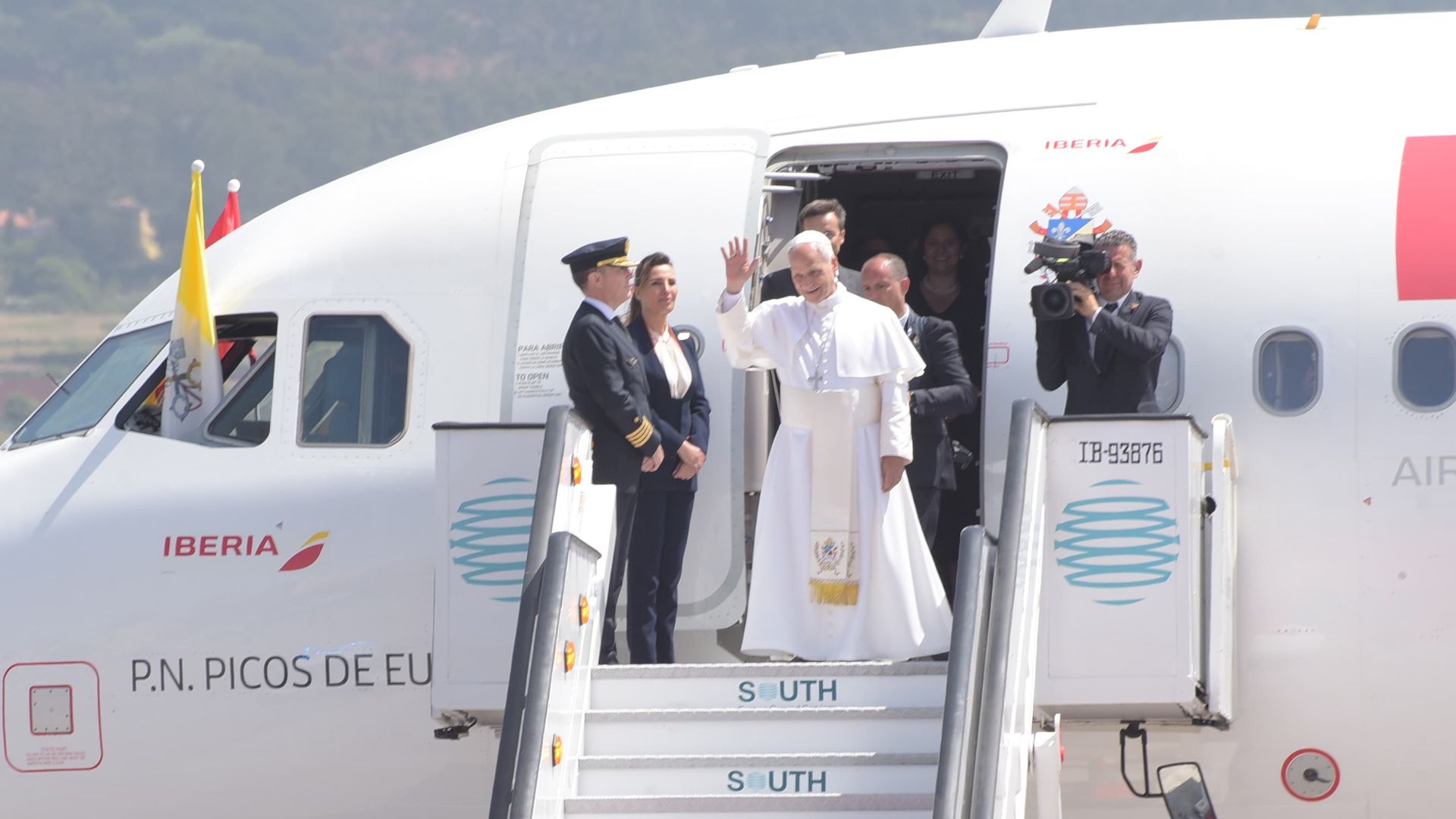 King Felipe VI steps in after Pope Leo XIV is forced to change planes