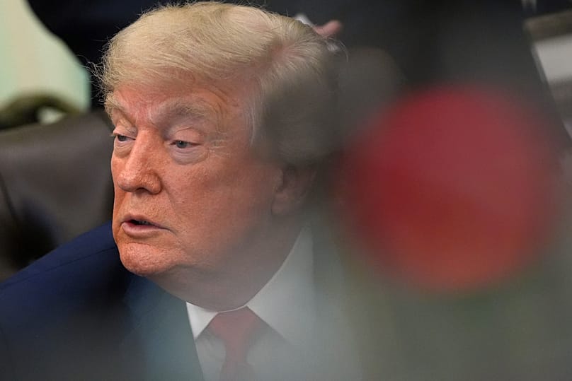 Un juez federal rechaza frenar la retirada del nombre de Trump del ...