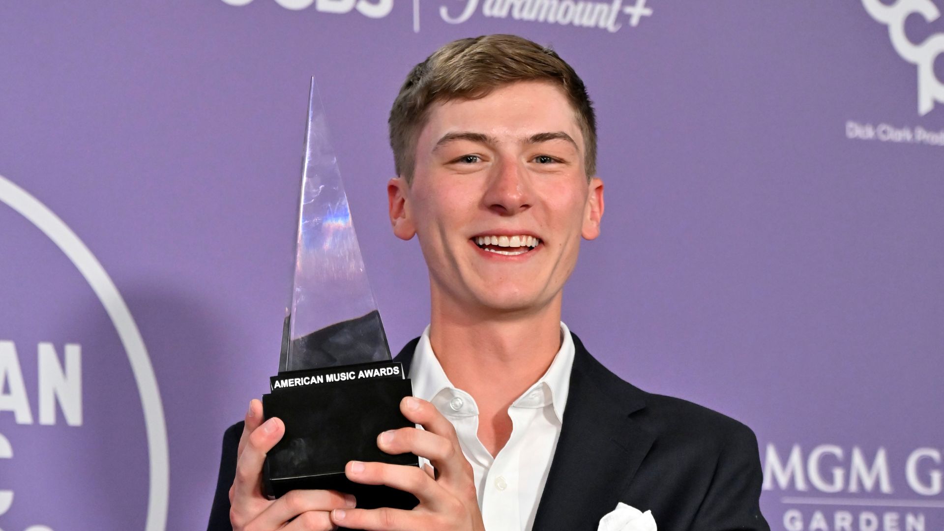 A vitória de Sam Barber na categoria 'Artista Revelação Country' no AMA ...