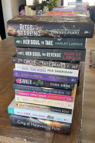 Woman living 2 hours from closest bookstore buys 146 books in one day ...