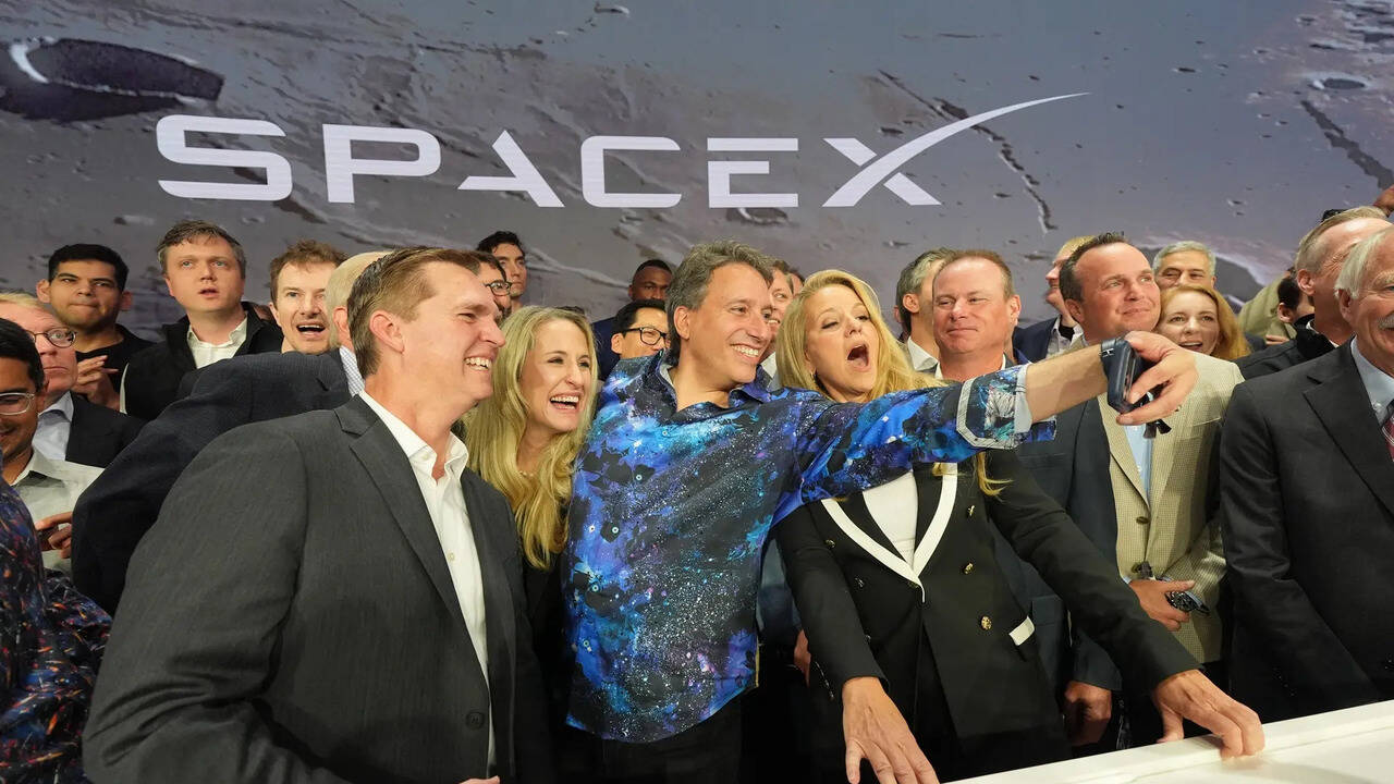 US stocks increase as oil prices decline and SpaceX debuts on Wall Street
