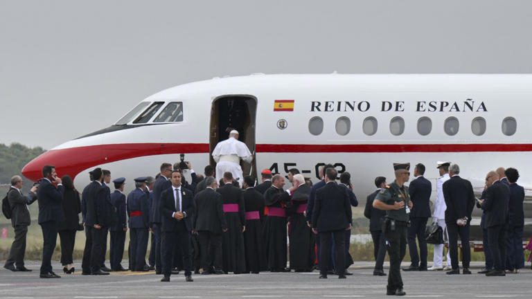 Spaanse koning Felipe leent de paus zijn vliegtuig na vliegtuigpech op ...
