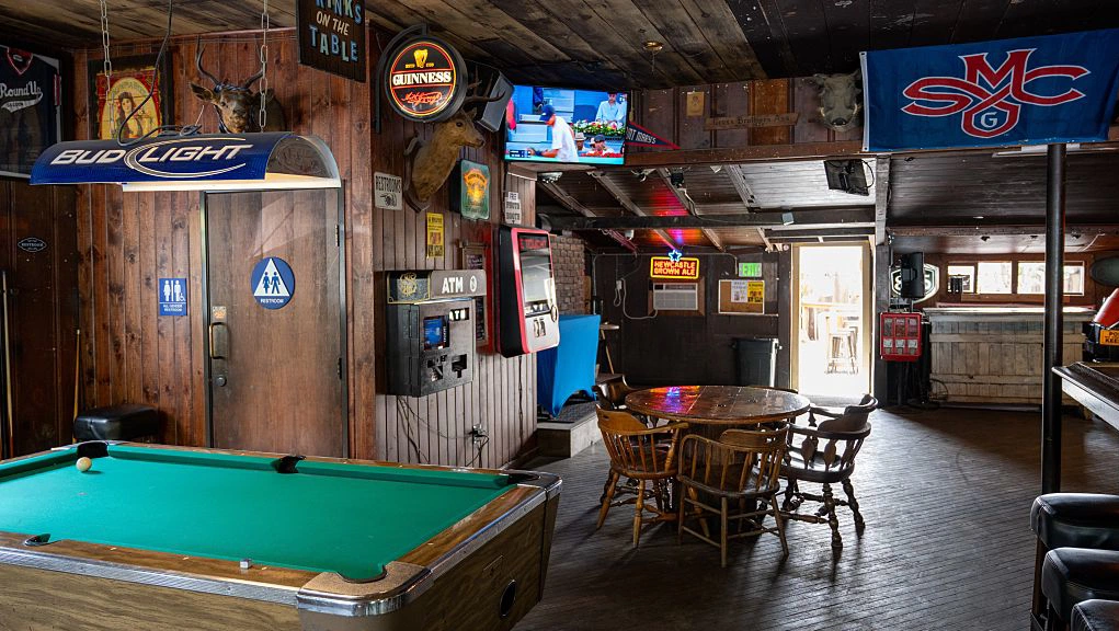 5 iconic dive bars across America