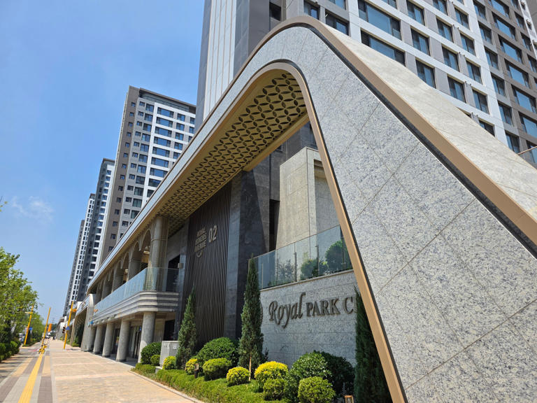 South Korea's apartment gate pillars reach 330 meters, resembling city ...