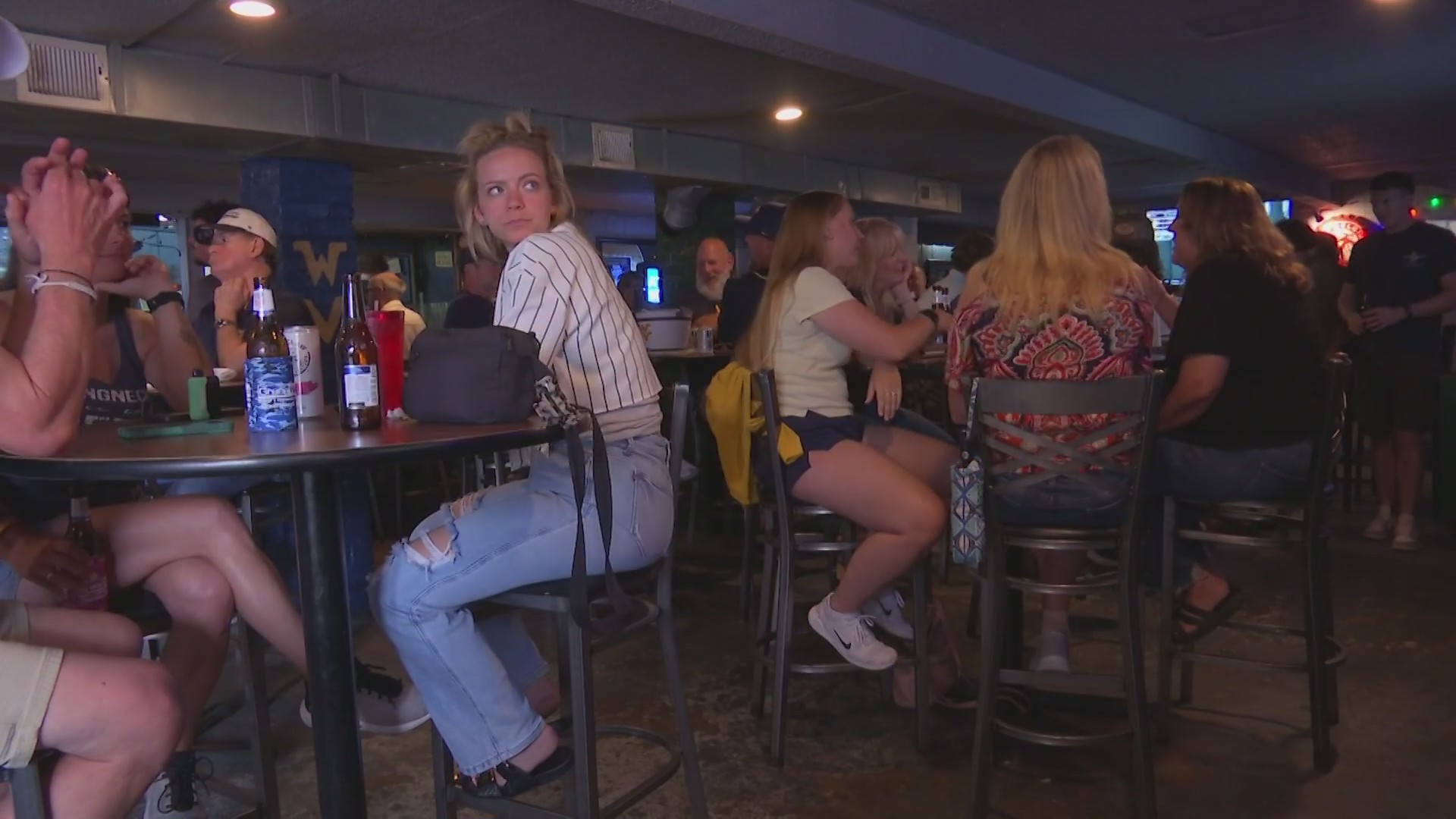 WVU fans pack restaurant to watch World Series game