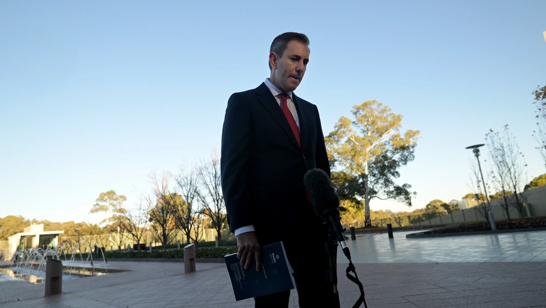 Australia's productivity falls despite more hours worked