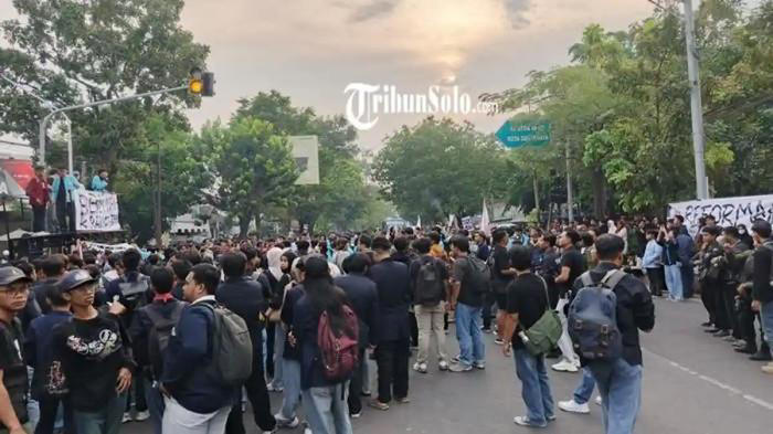 Demo mahasiswa di DPRD Jateng dan Solo: Bakar spanduk, blokir jalan ...