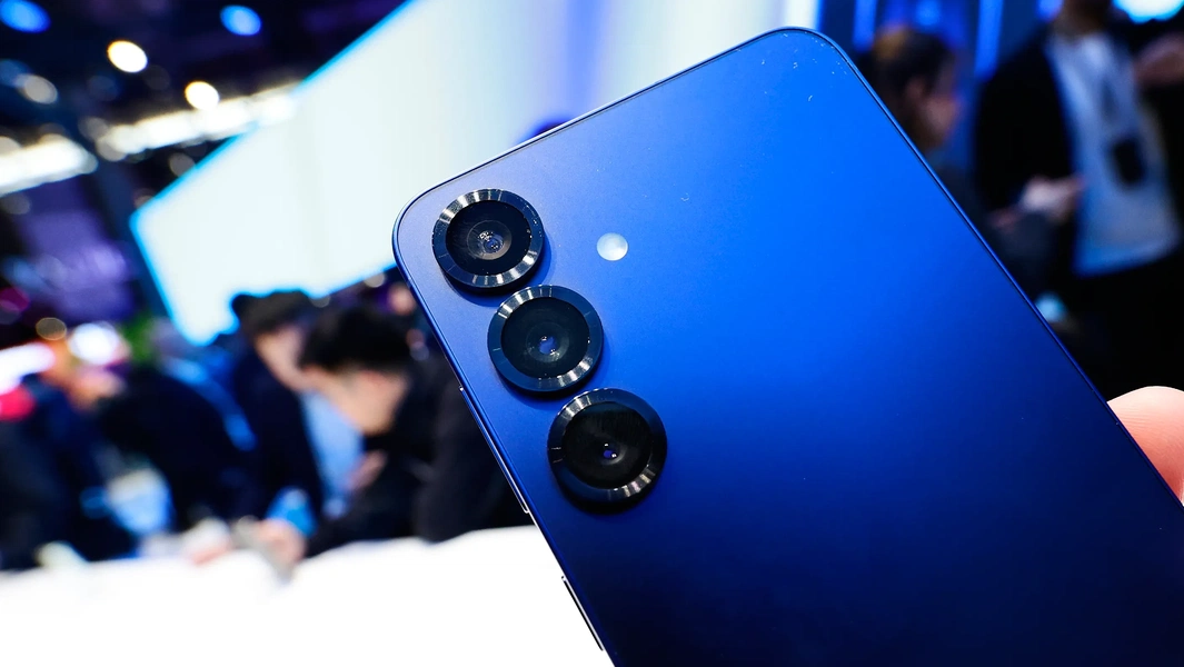 Affordable smartphones and retro digicams reshape photography trends