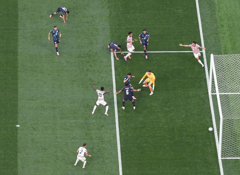 Soccer-US thrash Paraguay in LA to launch home World Cup in style