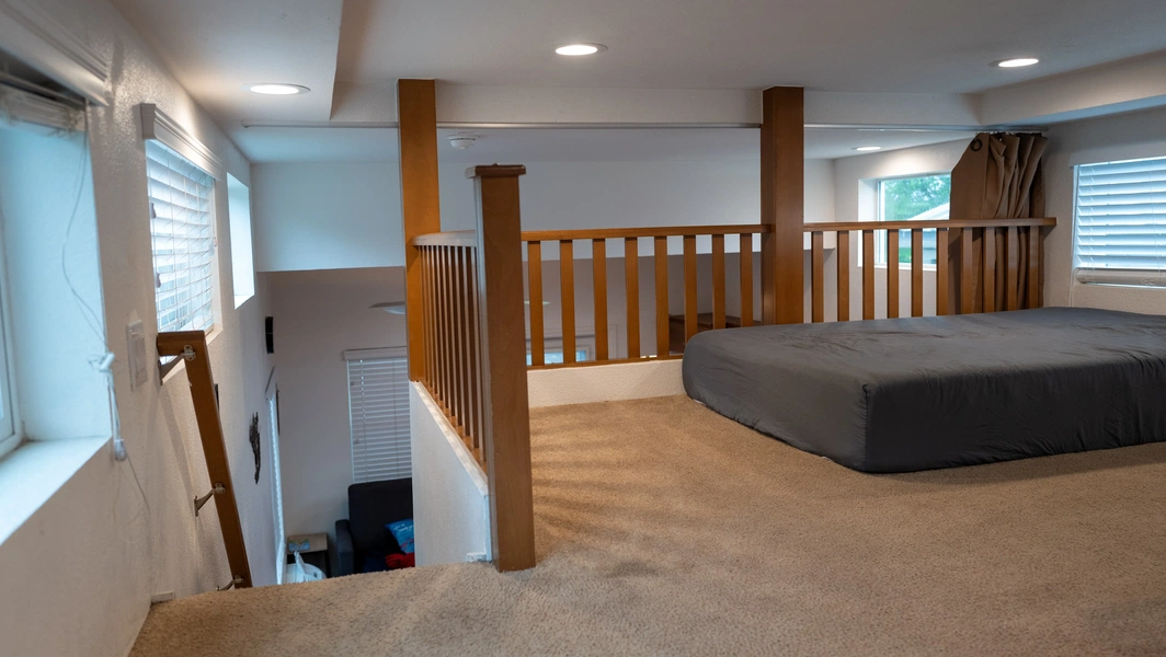 Smart loft bed ideas for tiny spaces