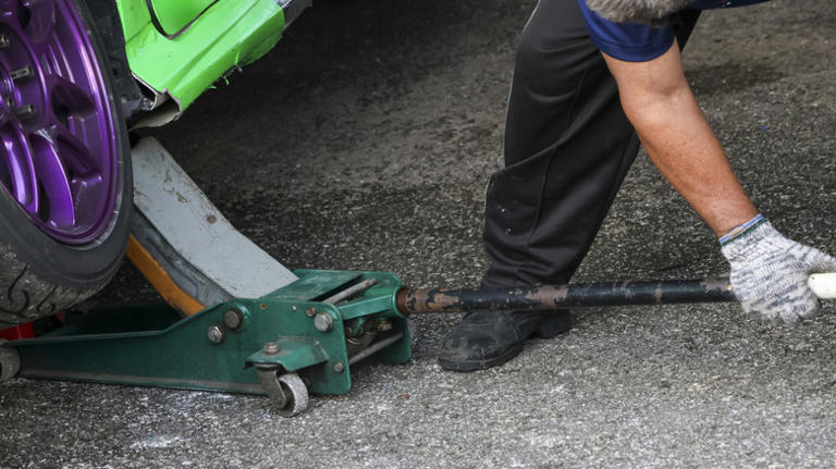 4 dangerous mistakes people make when using a floor jack and jack stands