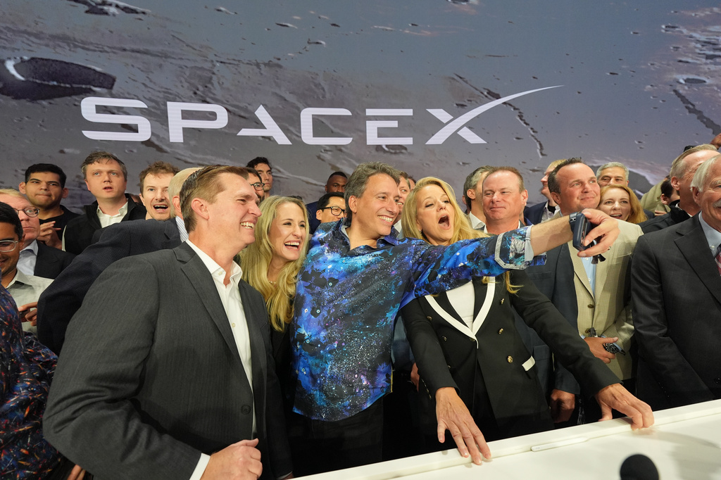 US stocks rise after oil prices ease and SpaceX soars in its debut on ...