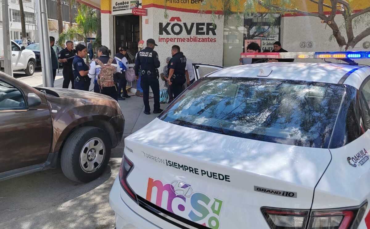 Mujer atropella a adulto mayor cuando iba de reversa en el centro de ...