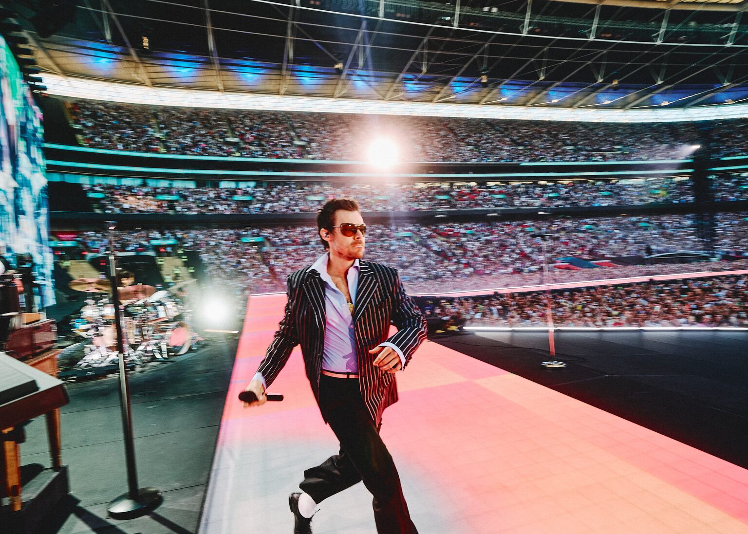 Harry Styles kicks off record-breaking Wembley run with Hockney tribute
