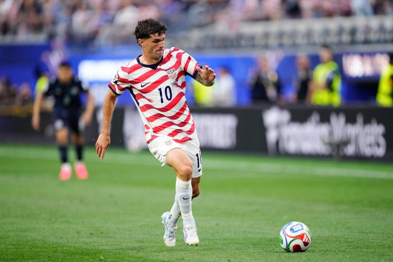 Christian Pulisic removed at halftime in first USA game at FIFA World Cup