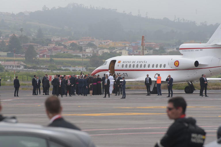 King Felipe VI steps in after Pope Leo XIV is forced to change planes