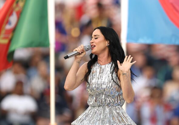 Justin Trudeau hides from spotlight as he smooches Katy Perry at US ...