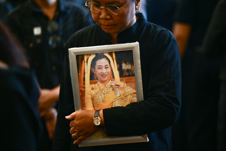 Mourners gather at Thai royal palace to await princess' body