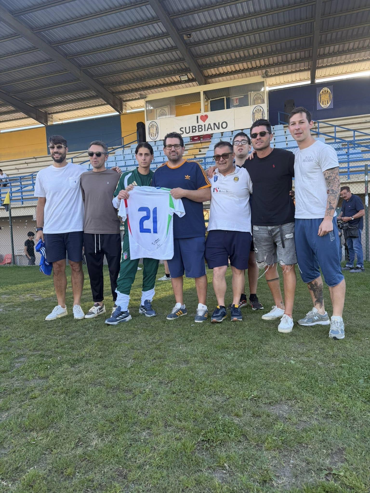 L’abbraccio al neo campione europeo under 17. Croci torna nella sua ...