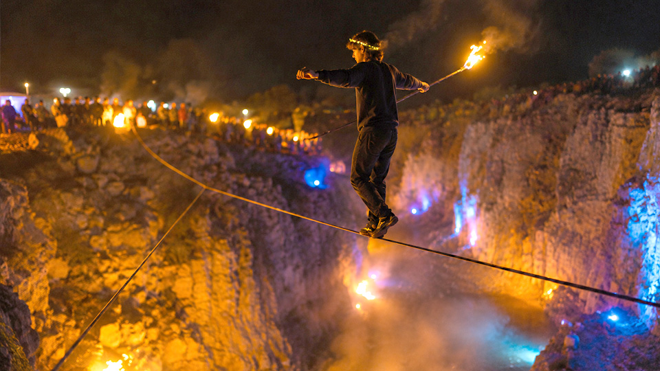 Slackline entre fogo e gelo mostra equilíbrio extremo