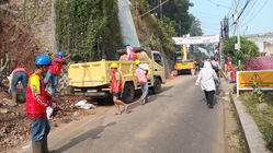 Longsor terjadi di Dago Bengkok, satu lajur jalan ditutup selama penanganan