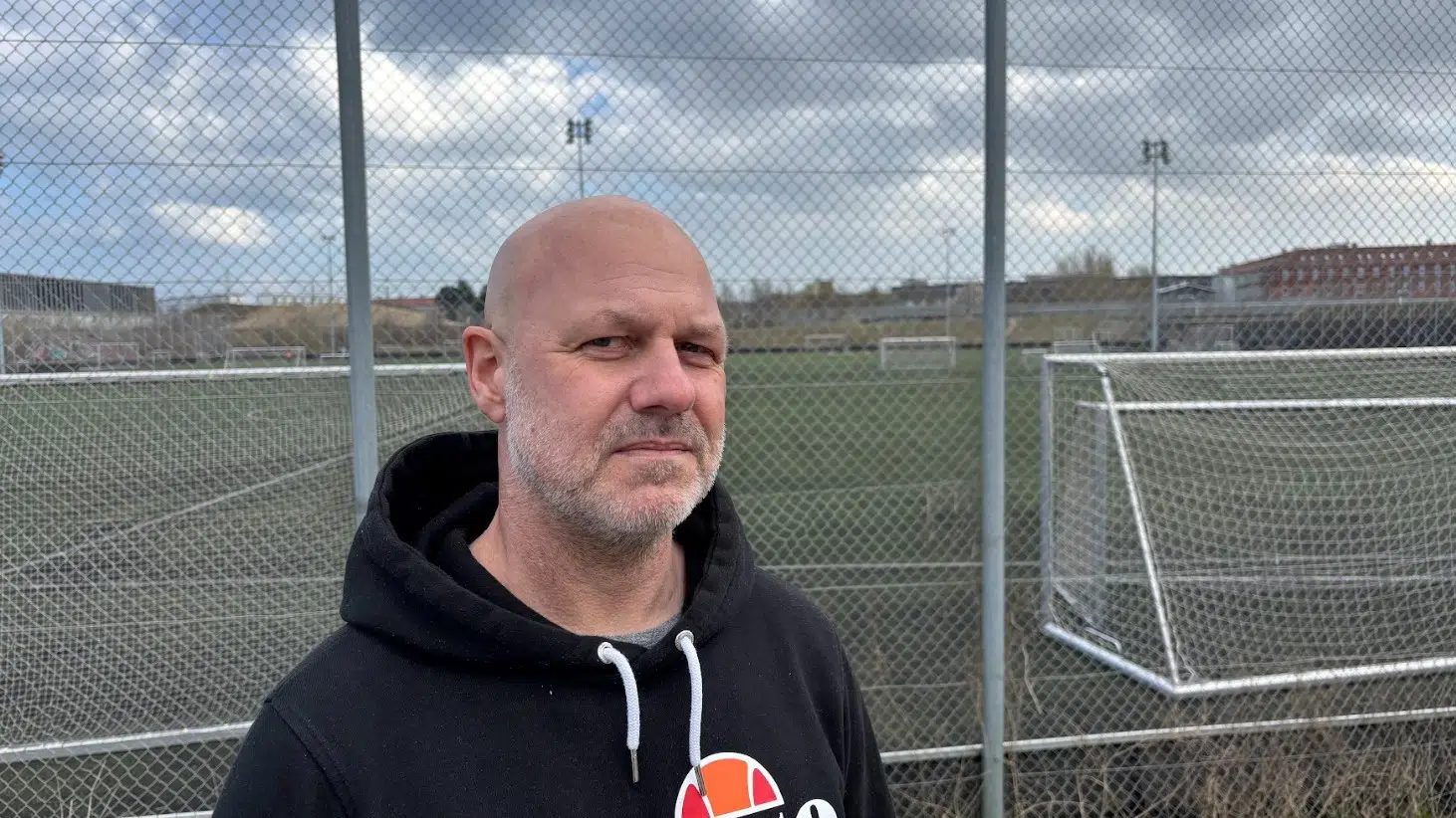 Jonas bor ud til en boldbane - er plaget af voldsom støj