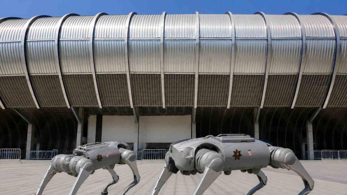 Video: Perros robot vigilarán el Estadio Monterrey durante el Mundial