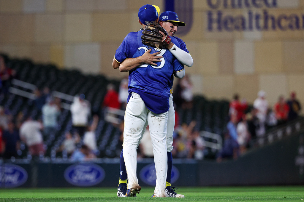 Clemens, Lewis, Lee homer off Stanek in the Twins' 9-8 win over the ...