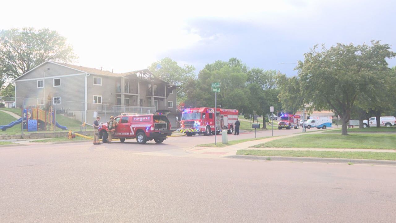 Units battle apartment complex fire in southwest Sioux Falls
