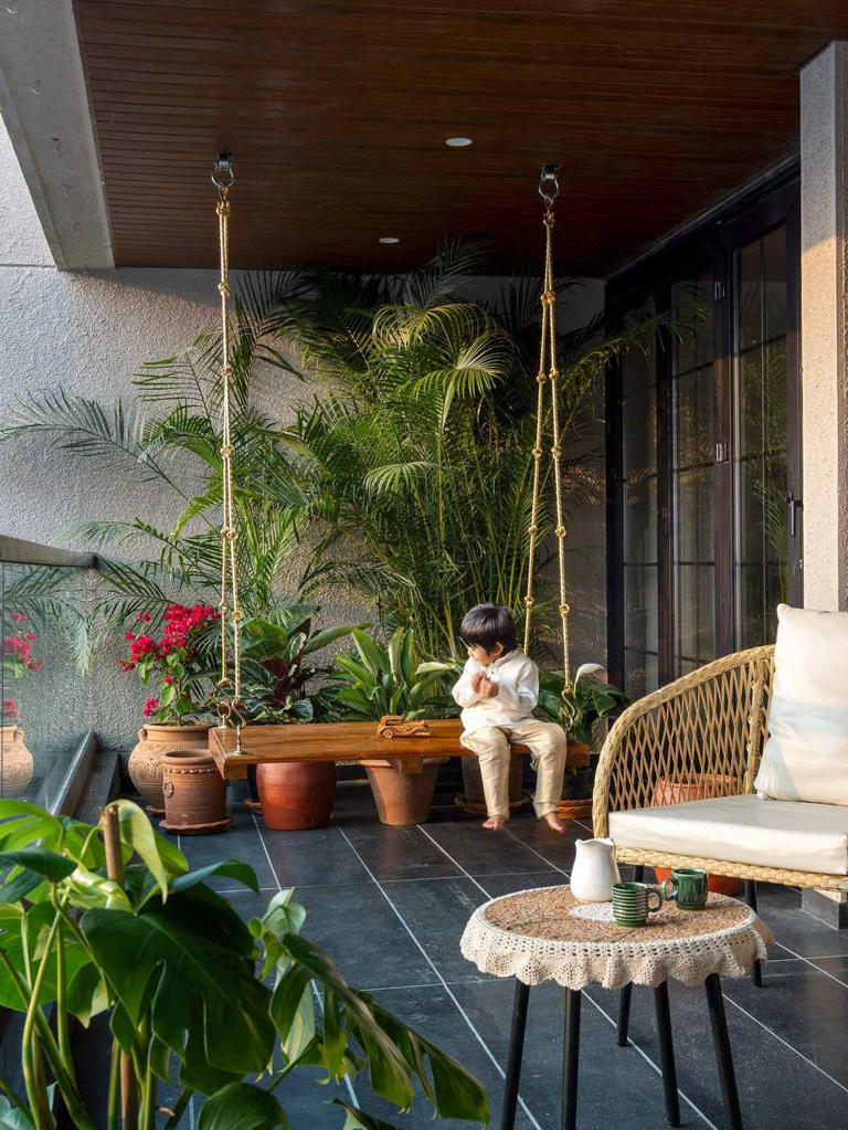 6 ide desain ayunan teras bikin ruang outdoor lebih cozy