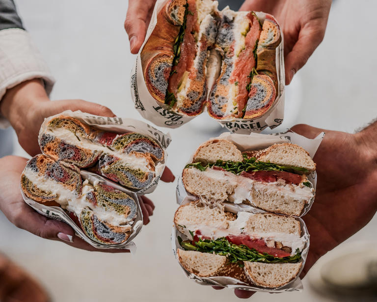 Megérkezett Budapest legszínesebb reggelije: itt a szivárványos bagel