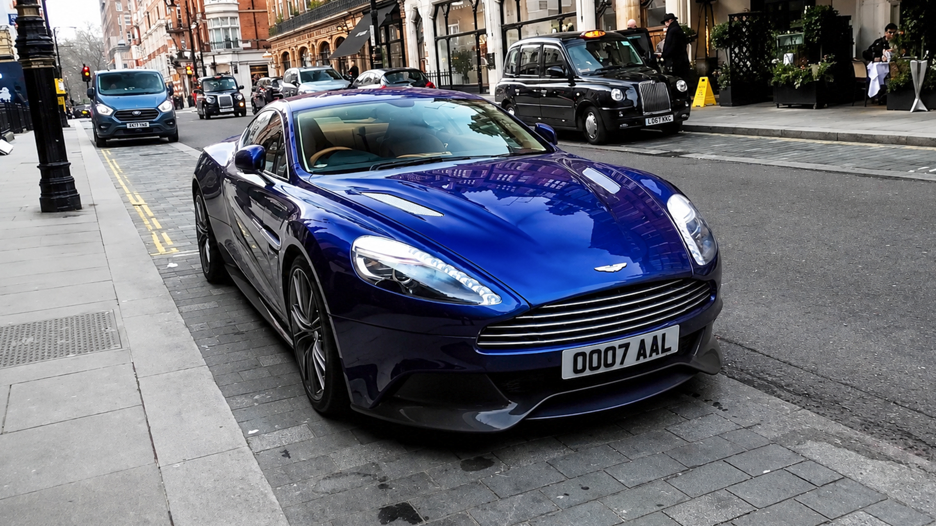 Aston Martin Vanquish van 200.000 dollar langs een straat in Londen