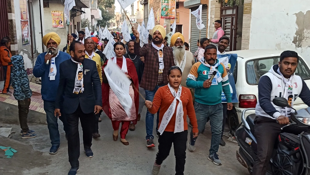 Kejriwal hints at early Punjab polls, backs Mann as CM face