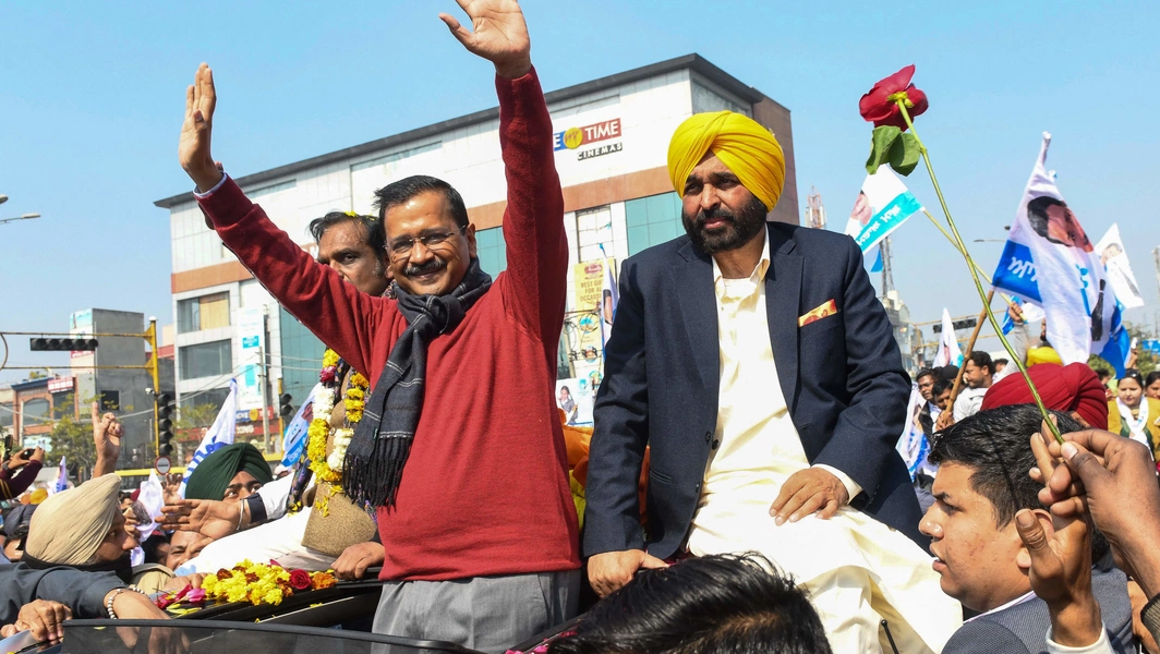Kejriwal hints at early Punjab polls, backs Mann as CM face
