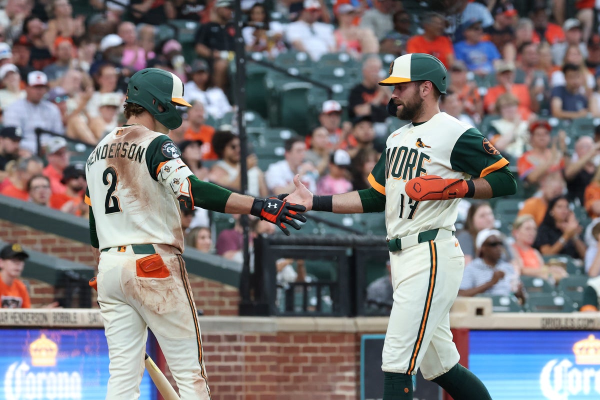 Henderson conecta su jonrón 100 y ayuda a Orioles a vencer 7-3 a Padres