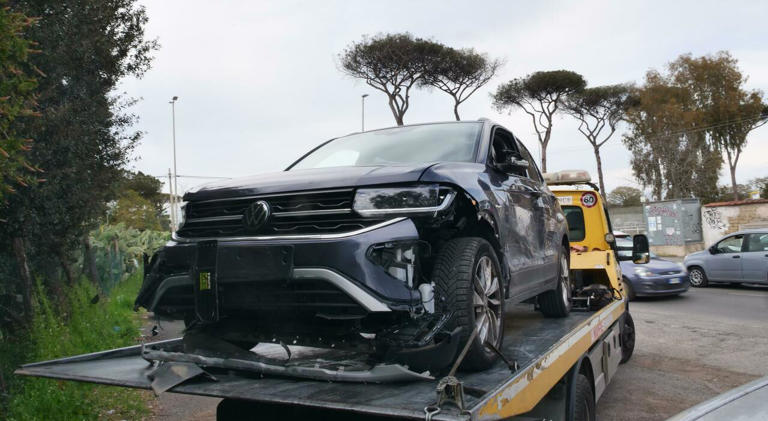 Incidente a Roma, schianto tra due auto: sette feriti portati in ...