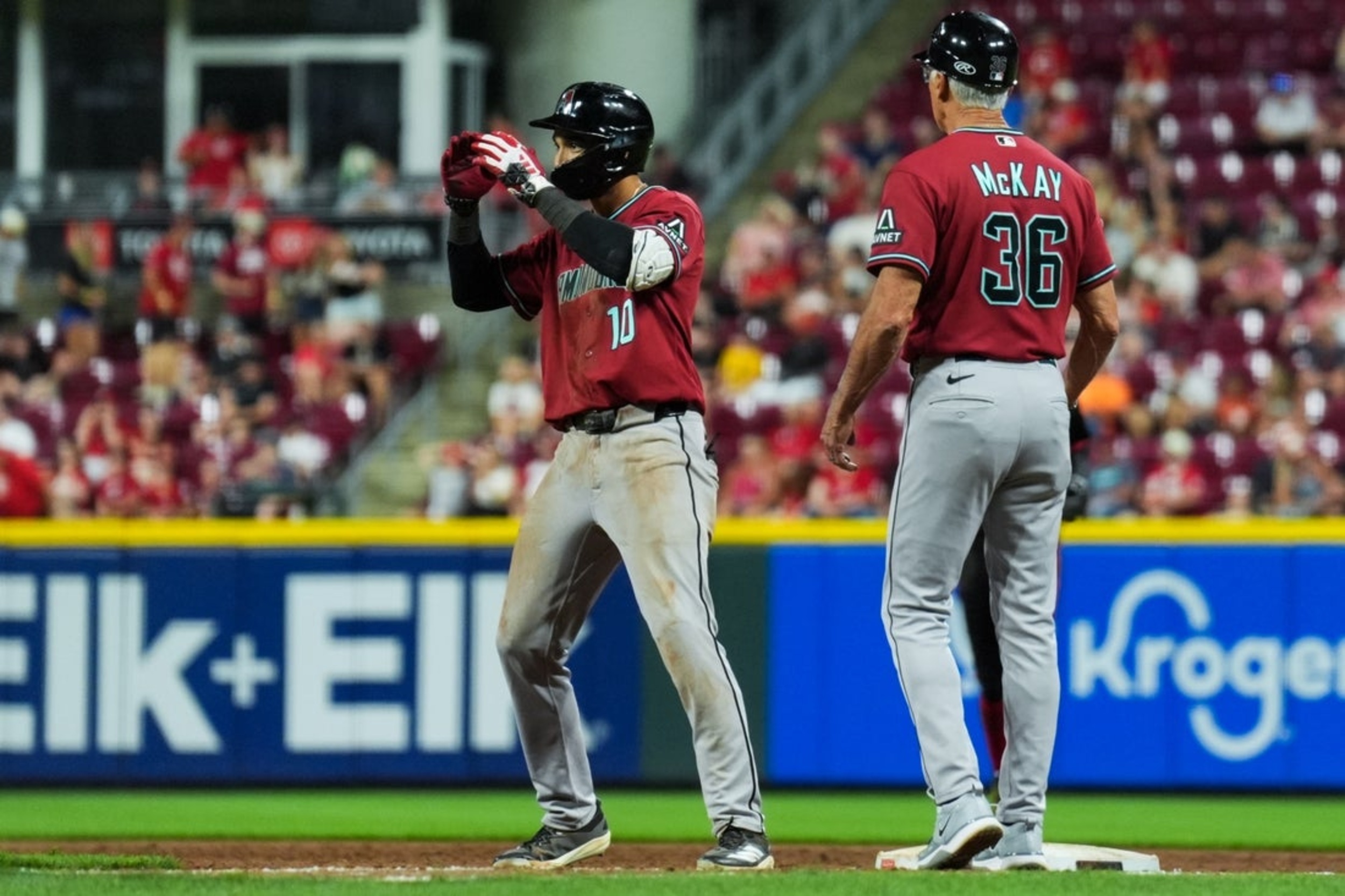 Fielding error dooms Reds against Diamondbacks