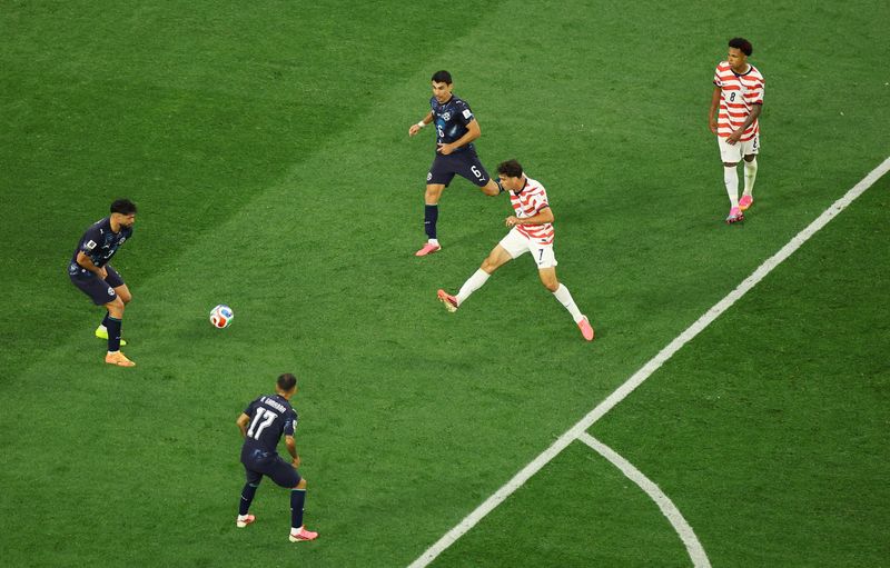 Soccer-US team ease to 4-1 victory over Paraguay