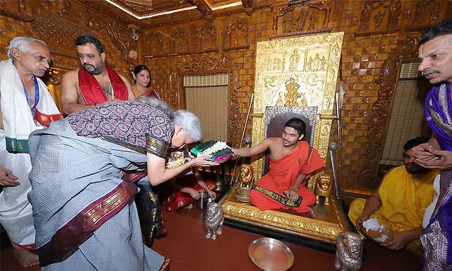 Udupi: Finance Minister Nirmala Sitharaman visits Sri Krishna Mutt ...