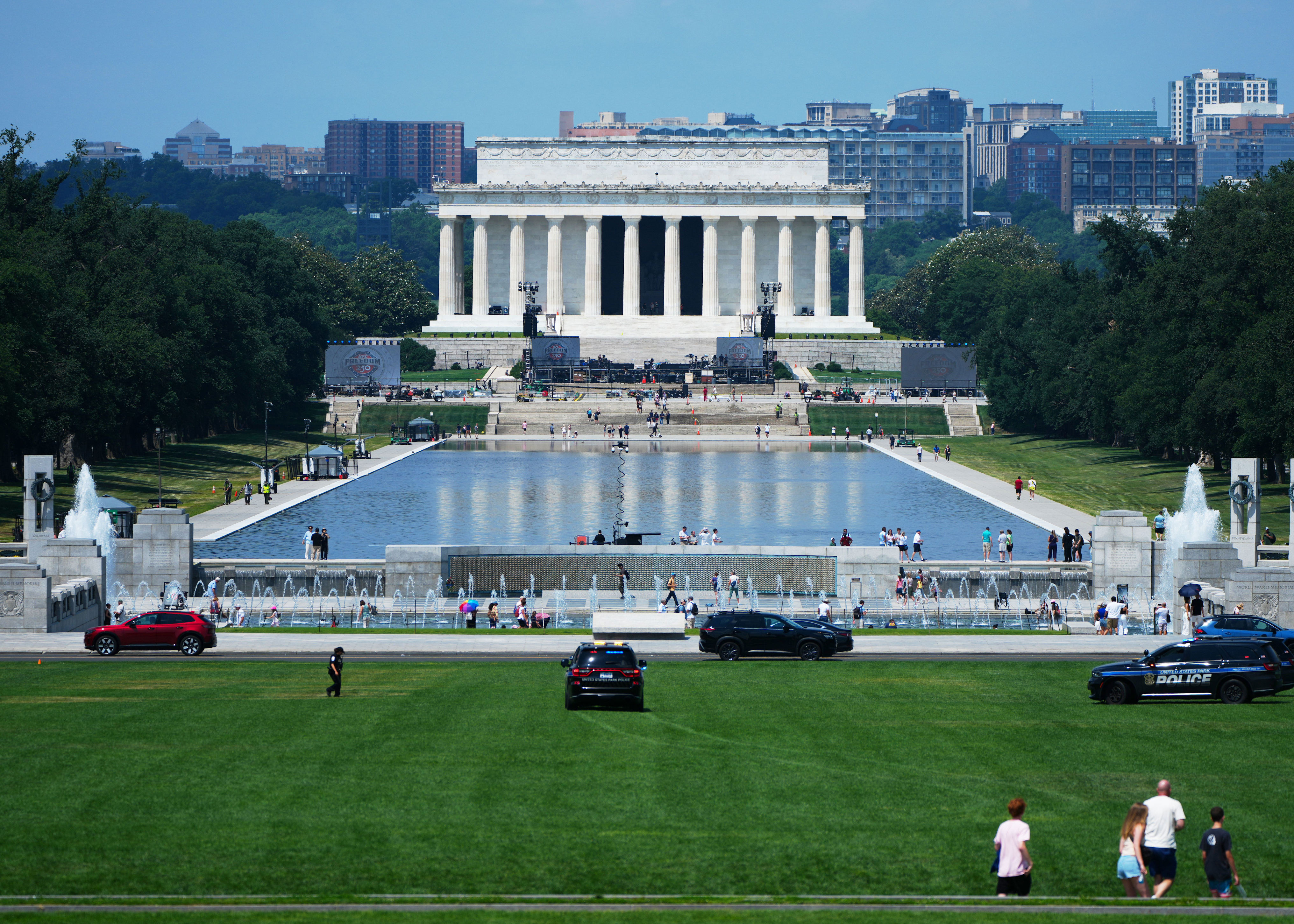 Algae returns to spruced-up reflecting pool in DC