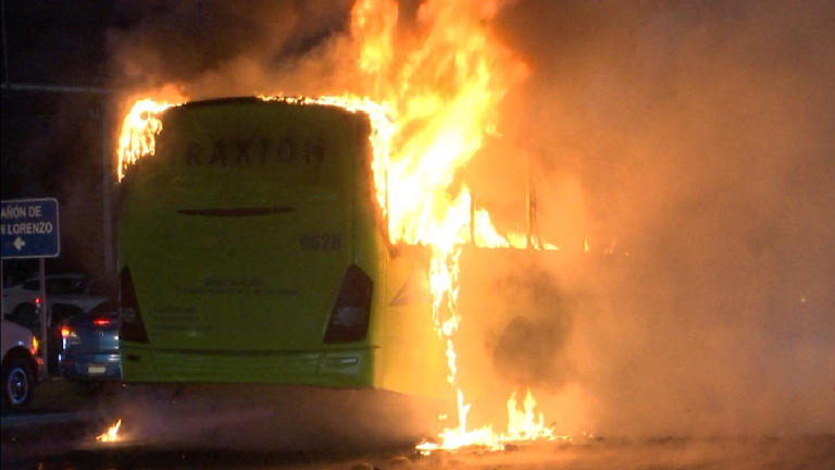 Camión de personal de Stellantis se incendia en Saltillo; chofer salva ...