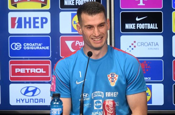 Livakovic celebra terceira Copa da carreira