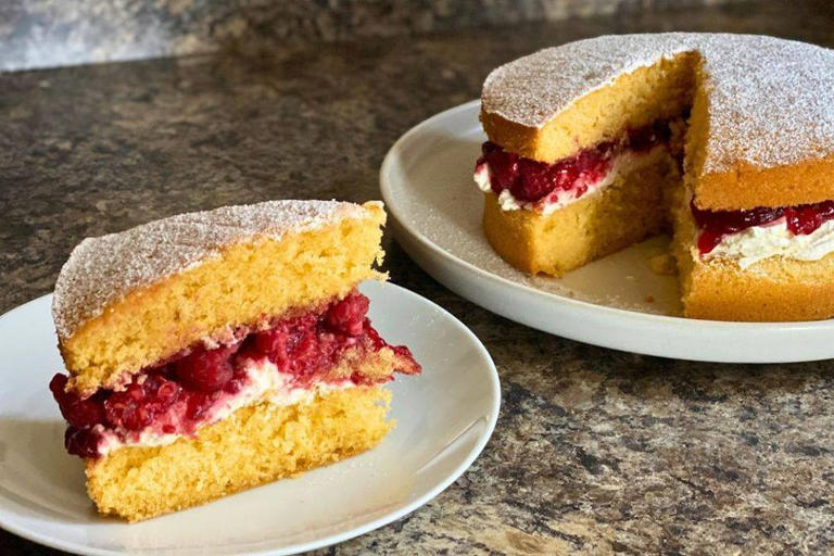Mary Berry’s and James Martin’s Victoria sponge cake recipes are simple ...