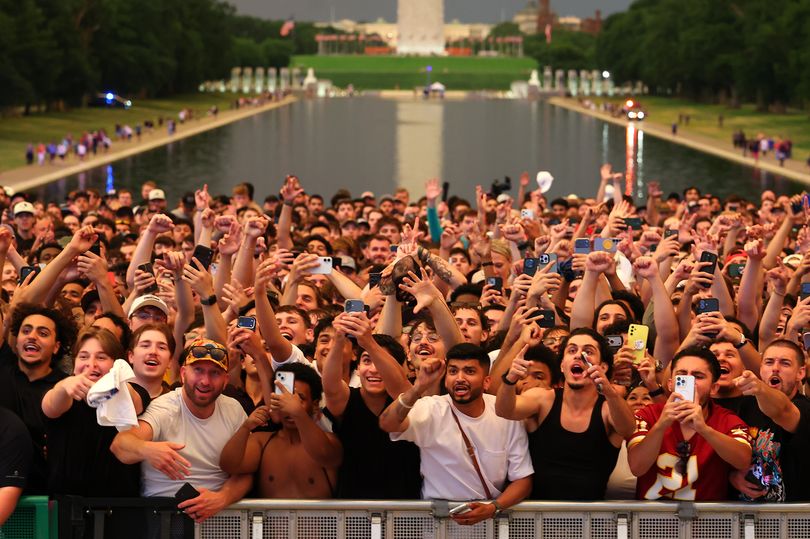 UFC fans turn as White House event delayed in angry scenes