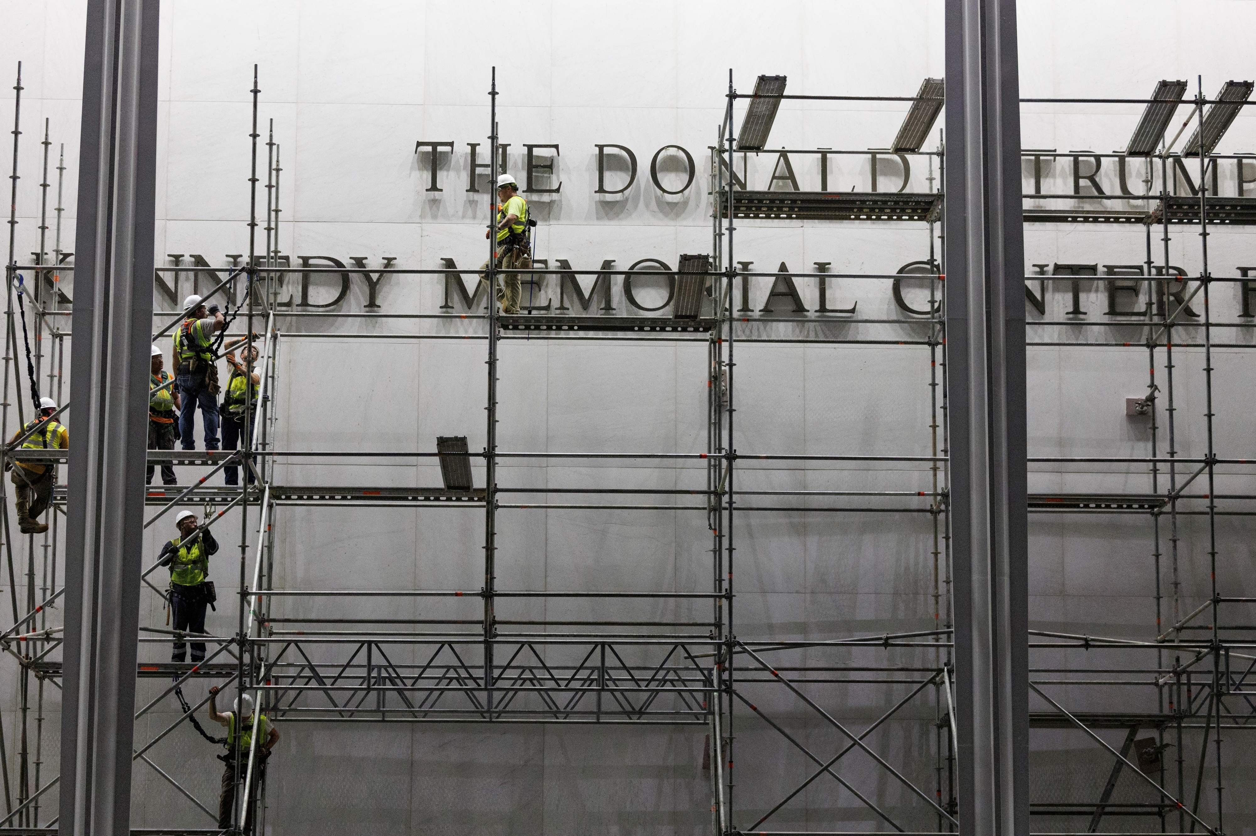 Dommer fastholder ordre om at fjerne Trumps navn fra Kennedy Center