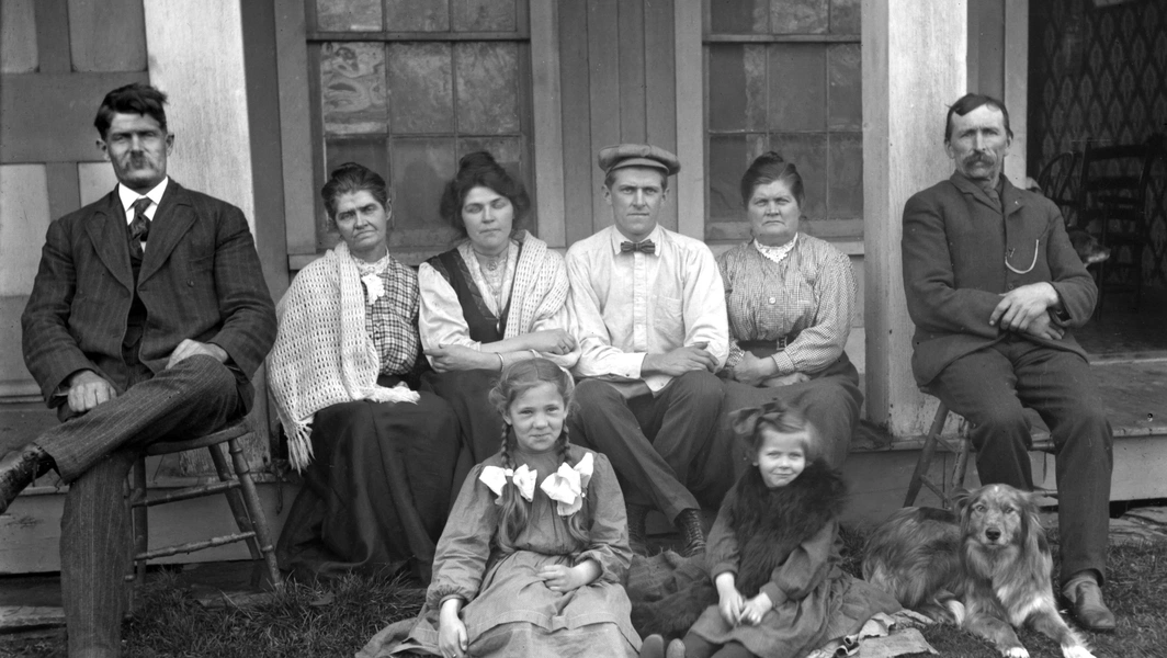 4 quirky and memorable family photo moments
