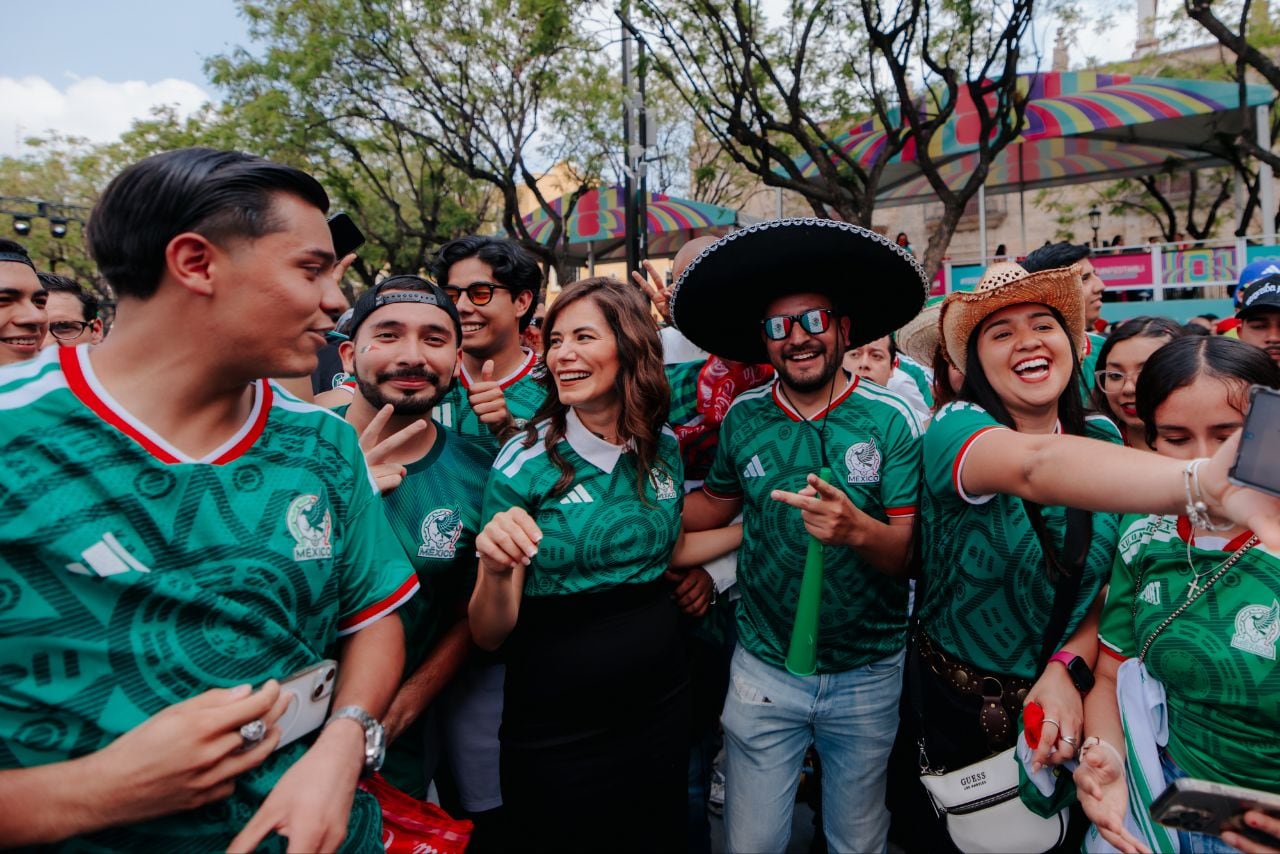 Verónica Delgadillo recorre el Fan Festival tras alcanzar 100% de aforo ...