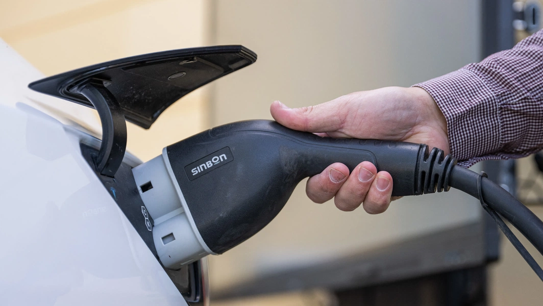 Essential practices for extending EV battery life